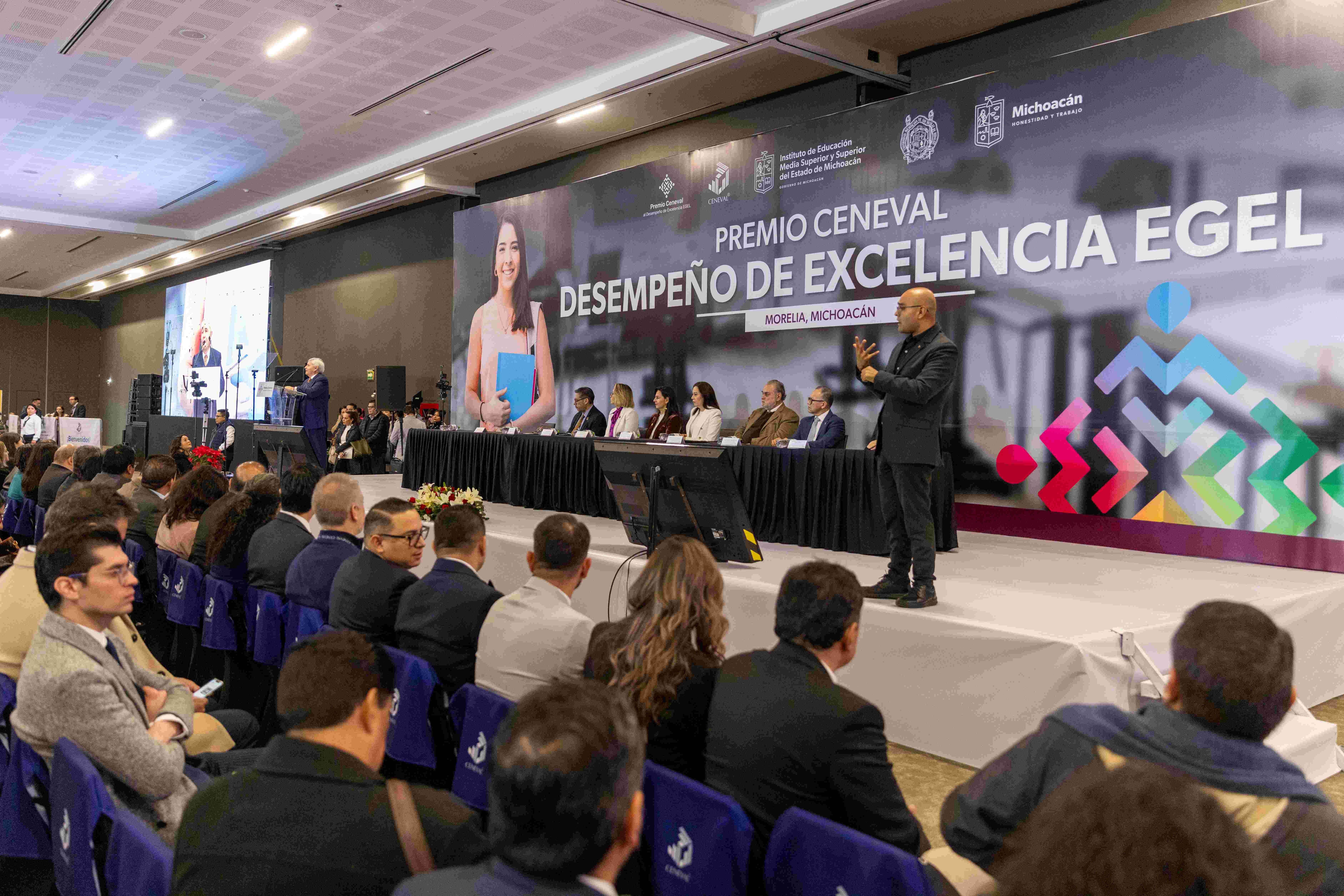 Reciben Premio CENEVAL por su Excelencia Académica