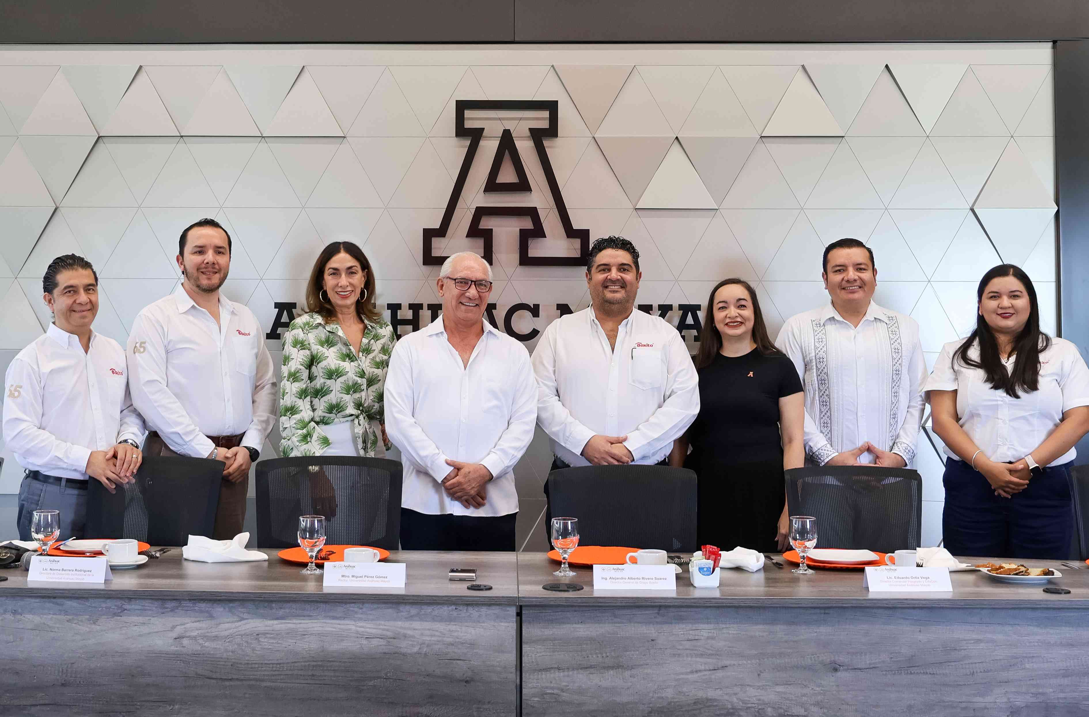 Anáhuac Mayab y Grupo Boxito firman convenio de colaboración